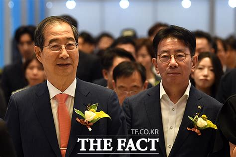 Kb굿잡 찾은 한덕수 총리와 이재근 은행장 포토 포토 기사 더팩트