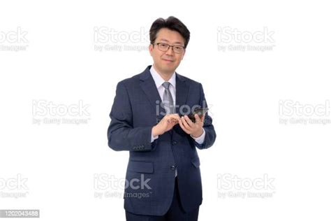 흰색 배경에 모바일 스마트 폰을 사용하는 아시아 중년 사업가 기업 비즈니스에 대한 스톡 사진 및 기타 이미지 기업 비즈니스 남성 남자 Istock