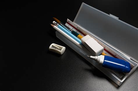 기본 흰색 플라스틱 연필 상자 연필 펜 지우개 깎이 고 검은 배경에 페인트 브러시와 함께 0명에 대한 스톡 사진 및 기타 이미지
