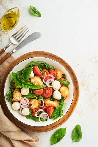 판자넬라 빵 샐러드 토마토 모짜렐라 볼 바질 양파 빵을 곁들인 이탈리아의 전통 음식 전통 이탈리아 요리 맨 위 보기입니다 공간을 복사합니다 0명에 대한 스톡 사진 및 기타