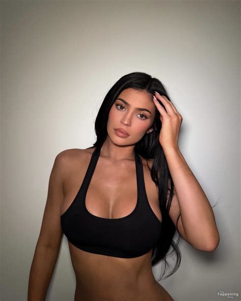 Kylie Jenner Shows Off Her Sexy Boobs 7 Photos Thefappening