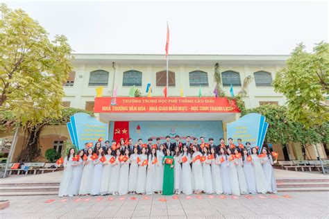 건물 건축 고등학교 교육 그룹 그룹 사진 급우 깃발 남자 다양성 문화 배너 베트남 베트남의 사교 행사 성공 성취 신이 난 아시아 아시아