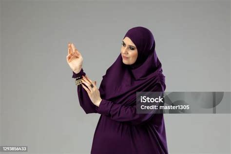 스튜디오 배경에 고립 된 세련된 히잡에서 포즈를 취하는 아름다운 아랍 여성 패션 컨셉 20 24세에 대한 스톡 사진 및 기타 이미지 20 24세 감정 건강한 생활방식