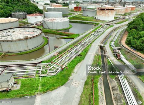 현대 석유 화학 공장의 원유 저장 탱크 및 파이프 라인 시스템의 공중 전망 능률적인 0명에 대한 스톡 사진 및 기타 이미지 0명 Geopolitics 가솔린 Istock