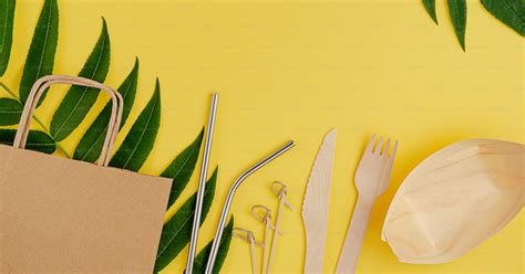 노란색 배경에 대나무 종이 일회용 식기 및 금속 빨대가 있는 친환경 세트 복사 공간 플랫 레이 사진 Unsplash의 이탈리아 이미지