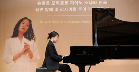 연주하는 피아니스트 손열음