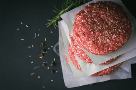 검은 배경에 베이킹 페이퍼로 분리 된 생 분쇄 쇠고기 햄버거 패티 가루로 빻은에 대한 스톡 사진 및 기타 이미지 가루로 빻은 건강한 식생활 고기 Istock