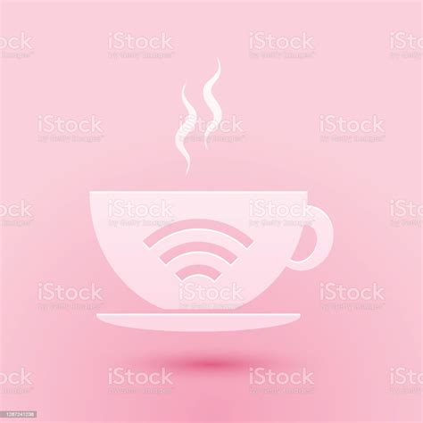 분홍색 배경에 고립 된 무료 와이파이 존 아이콘이있는 커피 숍의 종이 컷 컵 인터넷 연결 플래카드 종이 아트 스타일 벡터 개념에