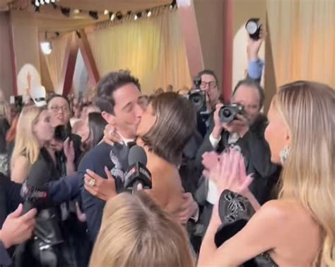 여친 보는데 남배우에 키스오스카서 강제 키스 당했던 여배우의 보복