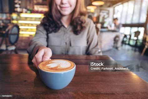 라 떼 아트와 함께 하는 파란 컵의 뜨거운 커피를 들고 있는 아시아 여자 갈색에 대한 스톡 사진 및 기타 이미지 갈색 구이 기포 음료 Istock