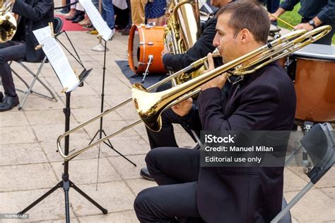 검은 옷을 입은 앉아 있는 남자가 악보와 함께 트럼펫을 연주하는 세부 사항 Brass Band에 대한 스톡 사진 및 기타 이미지 Brass Band Classical