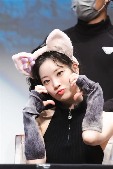 팬사인회에서 귀여운 트와이스 다현 걸그룹 연예인 움짤저장소