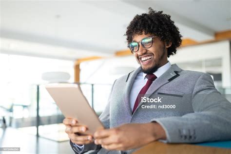 사무실에서 터치 스크린 태블릿 장치와 흑인 사업가 미소 경영자에 대한 스톡 사진 및 기타 이미지 경영자 긍정적인 감정 표현 기업 비즈니스 Istock