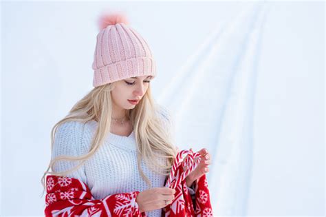 분홍색 모자와 카메라를 위해 포즈를 취하는 빨간 격자 무늬를 입은 눈위에 귀여운 여성의 초상화 12월에 대한 스톡 사진 및 기타