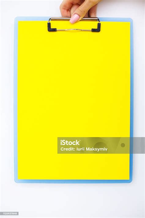 노란색 종이 빈 폴더입니다 손을 들고 그 폴더에 흰색 배경 처리 Copyspace입니다 텍스트에 대 한 장소 0명에 대한 스톡 사진 및 기타 이미지 Istock