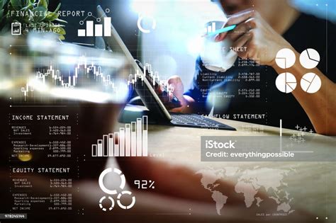 공동 작업 웹사이트 디자이너 사무실에서 근무 하 고 커피 한잔 들고 스마트폰 및 디지털 태블릿 컴퓨터 스마트 키보드에 도킹 작업 필터 필름 효과 공연에 대한 스톡 사진 및