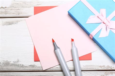 흰색 나무 배경에 활 마커 및 컬러 종이가있는 파란색 선물 상자 공란에 대한 스톡 사진 및 기타 이미지 공란 구도 놀라움 Istock