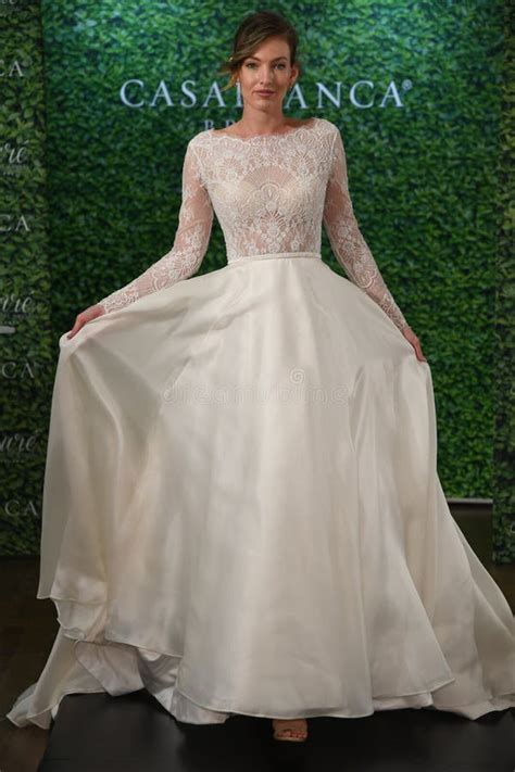Ein Modell Das W Hrend Der Brautmodedarstellung Casablanca Fr Hlinges Aufwirft