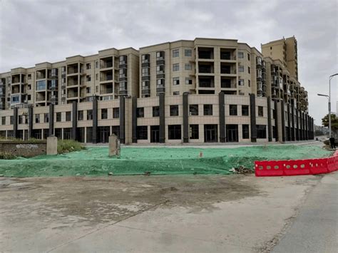 房县城管：清理无主建筑垃圾 净化城市环境进行渣土城区