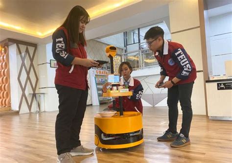 Mahasiswa Ubaya Ciptakan Robot Pengantar Obat Dan Makanan Otomatis Untuk Orang Lansia