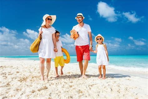Đưa con đi du lịch biển kỳ nghỉ lễ cần nhớ những nguyên tắc quan trọng