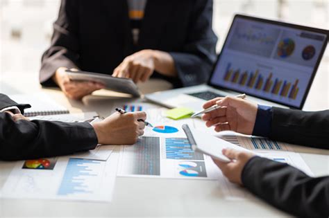 비즈니스 회의 브레인 스토밍 성장 전략 분석 마케팅 및 비즈니스 투자 계획 재무 계획 및 회계 개념 Staff Meeting에 대한 스톡 사진 및 기타 이미지 Istock