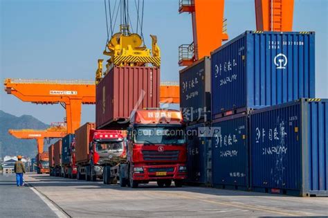 浙江义乌义新欧中欧班列装车忙 人民图片网