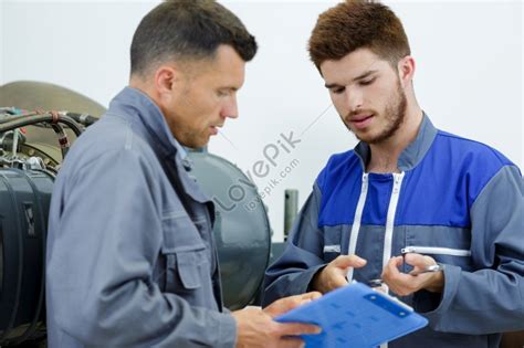 체크리스트를 수행하는 두 명의 자동차 정비사의 사진 사진 무료 다운로드 Lovepik