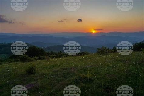 Туристи и любители на красивите гледки изпращат първоюлския залез тази вечер в Трънско Утро