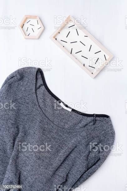 여성 패션 개념입니다 캐주얼 흰색 바탕에 액세서리에 대 한 회색 색상의 심플한 디자인 0명에 대한 스톡 사진 및 기타 이미지 0명 개념 개인 장식품 Istock