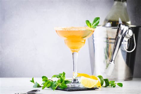 코냑 시럽 레몬 주스 민트 및 얼음을 갈색 설탕 테두리로 장식 한 유리에 담긴 프랑스 Daiquiri 알코올 칵테일 회색 배경 바 도구 0명에 대한 스톡 사진 및 기타