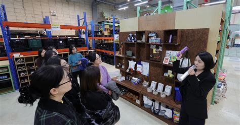 폐유리병이 샹들리에로아이디어 입은 폐기물