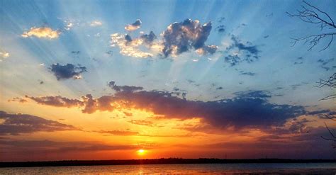 가벼운 경치 경치가 좋은 고요한 구름 그림 같은 다채로운 두려움 드라마틱한 따뜻한 물 물을 튀기다 바다 바다 경치 반사 분위기 블루 선명한