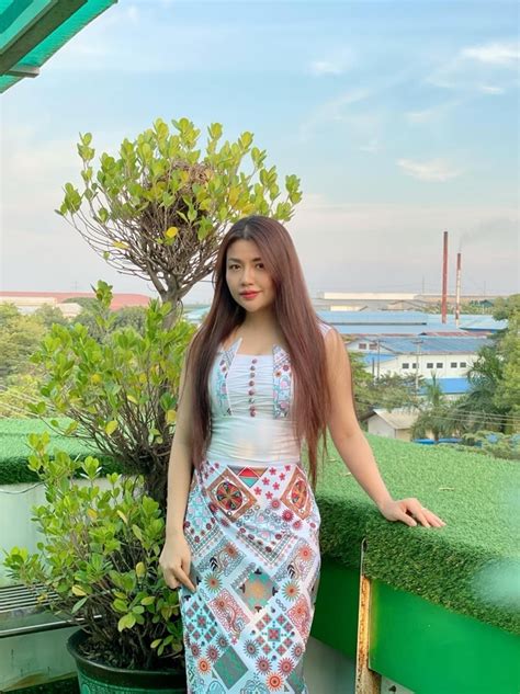 သမီးလေးနဲ့အတူ ပထမဦးဆုံးရိုက်ထားတဲ့ မိသားစုပုံလေးကို ပြသလာတဲ့ ဘေဘီမောင