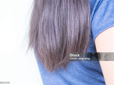 뒤에 여자 긴 머리 아름다움 볼륨 검은 눈썹 머리 소녀 초상화 프리젠 테이션 제품에 대 한 카드 포스터 샴푸 헤어 컨디셔너 오일