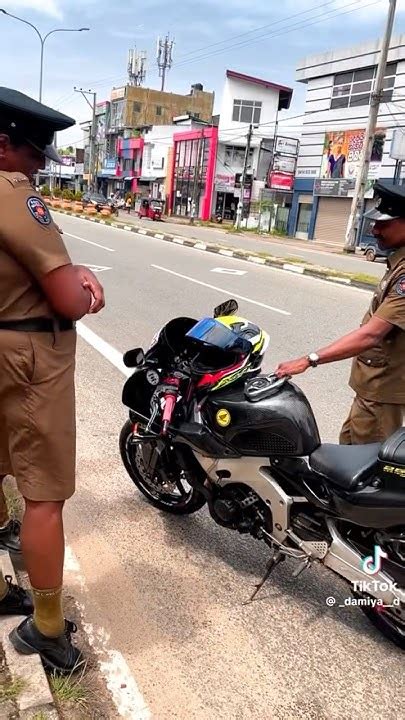 වට කරන් ඉන්නේ 😁😁 Viral Youtubeshorts Trending Trendingshorts Viralshort Youtubeshorts