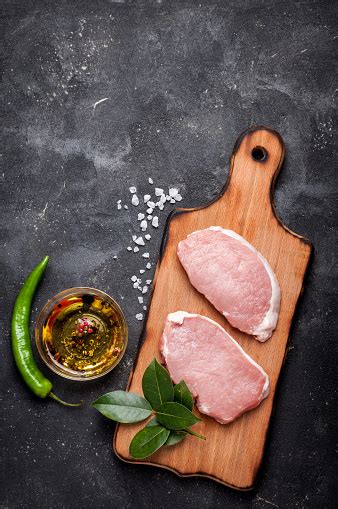 향신료와 허브 기름 그리고 어두운 배경에 복사 공간에 원시 고기 원시 돼지고기의 스테이크 고기 요리 갈비 음식에 대한 스톡 사진 및 기타 이미지 Istock