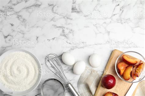 흰 대리석 테이블에 신선한 계란과 다른 재료 평면 텍스트 공간이 누워 맛있는 매실 케이크 요리 0명에 대한 스톡 사진 및 기타 이미지 Istock