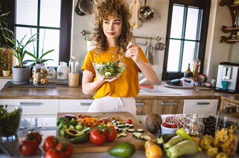 행복한 여자는 집에서 부엌에서 맛있는 채식 주의 샐러드를 시도 20 29세에 대한 스톡 사진 및 기타 이미지 20 29세 가정 주방 가정의 방 Istock