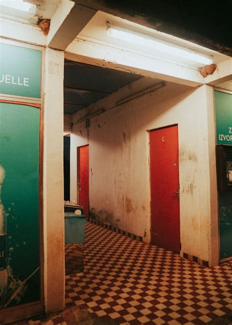 실내 가벼운 건축 구성 구조 그림자 늙은 대조 대칭 도시의 돌담 디자인 따뜻한 음색 램프 러스틱 레이아웃 레트로 문 미스터리 벽 복도