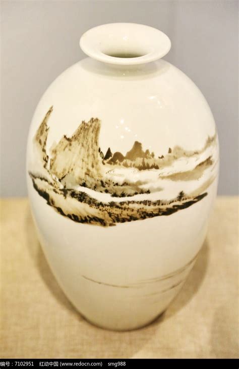白地画山水图案小口瓷瓶高清图片下载 红动中国