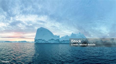 기후 변화와 지구 온난화 그린란드의 녹는 빙하에서 나온 빙산 유네스코 세계 문화 유산에있는 북극 자연의 얼음 풍경 0명에 대한