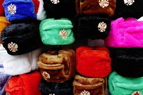 러시아와 소련 앵무새와 많은 색상의 러시아어 전통 우샨카 겨울 모자 0명에 대한 스톡 사진 및 기타 이미지 0명 러시아
