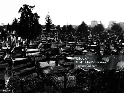 기독교 도시 현대 묘지 돌 기념물과 십자가 무덤 화강암 비석 지하실 또는 예배당 장례식 또는 할로윈 테마 가을에 대한 스톡 사진 및 기타 이미지 Istock