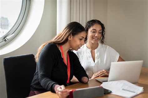 사지 차이를 가진 젊은 흑인 여성 사무실에서 동료와 함께 작업 여자에 대한 스톡 사진 및 기타 이미지 여자 여자만 영국 Istock