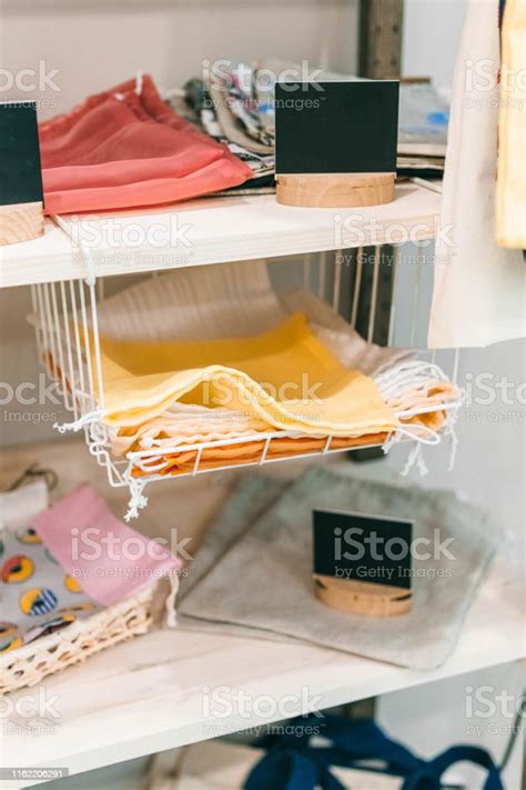 제로 폐기물 가게에서 의식 쇼핑을위한 재사용 가능한 가방 0에 대한 스톡 사진 및 기타 이미지 0 0명 가방 Istock