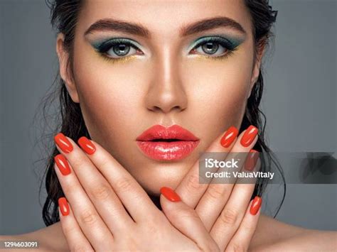 밝은 빨간 립스틱과 손톱아름다운 여자 파란 눈 화장과 화려한 소녀 여자에 대한 스톡 사진 및 기타 이미지 여자 호화로움 18 19세 Istock