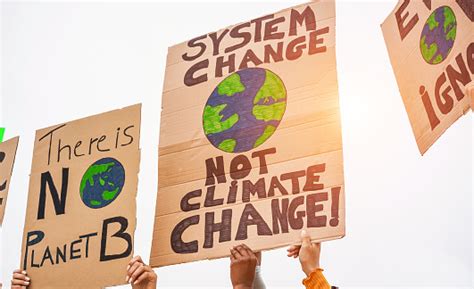 도로에 시위자의 그룹 기후 변화에 대한 다른 문화와 인종 싸움에서 젊은 사람들 지구 온난화와 환경 개념 배너에 초점 기후 변화에 대한 스톡 사진 및 기타 이미지 Istock