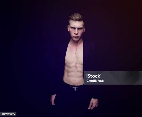 허리 까지 한 사람 2029 세의 잘 생긴 사람들 백인 남성 젊은 남자 앞보라색 배경 색 배경 양복 관능 복근 가슴을 착용한 남성 젊은 남성 몸통 20 29세에 대한 스톡