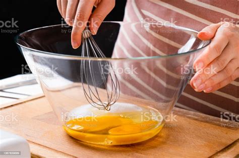 부엌의 나무 책상에 반죽을 만들기 위해 계란을 채찍질하는 여성의 손을 닫습니다 수제 요리 거품기에 대한 스톡 사진 및 기타 이미지 거품기 건강한 생활방식 건강한